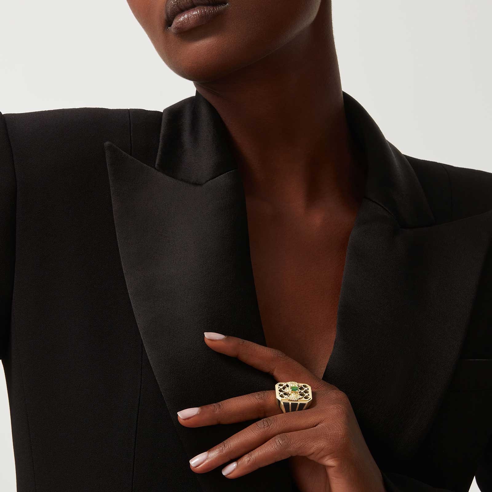 Balmain Emblem Tsavorite Onyx and Diamond Signet Ring ABAJ01RG00001